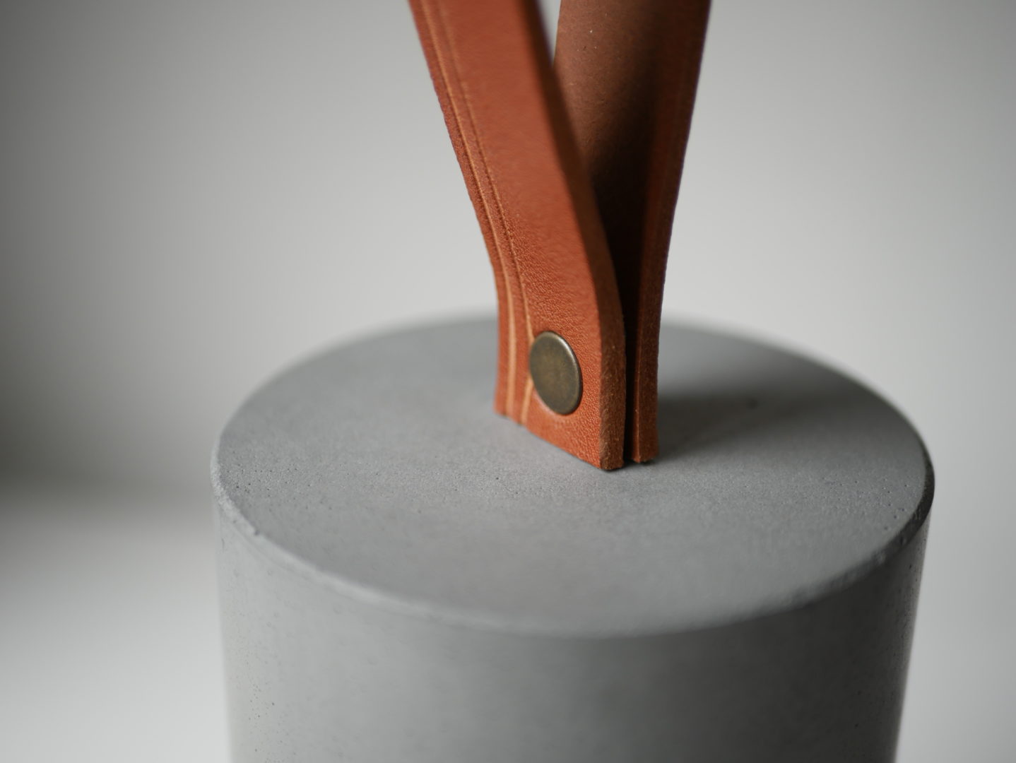 Cale porte Béton et Cuir - L'INATELIER Design et Artisanat Français