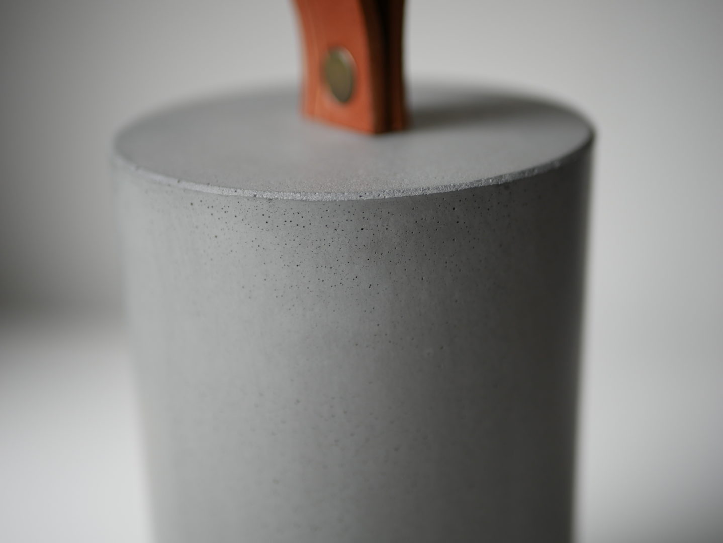 Cale porte Béton et Cuir - L'INATELIER Design et Artisanat Français